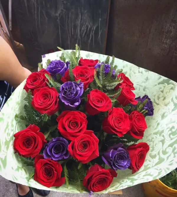 Ramo de 20 Rosas - Pétalos y algo más