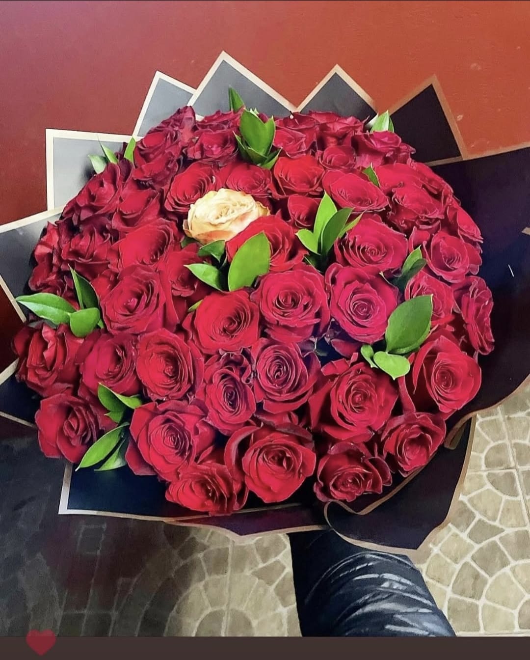 Ramo Buchón 50 Rosas - Pétalos y algo más